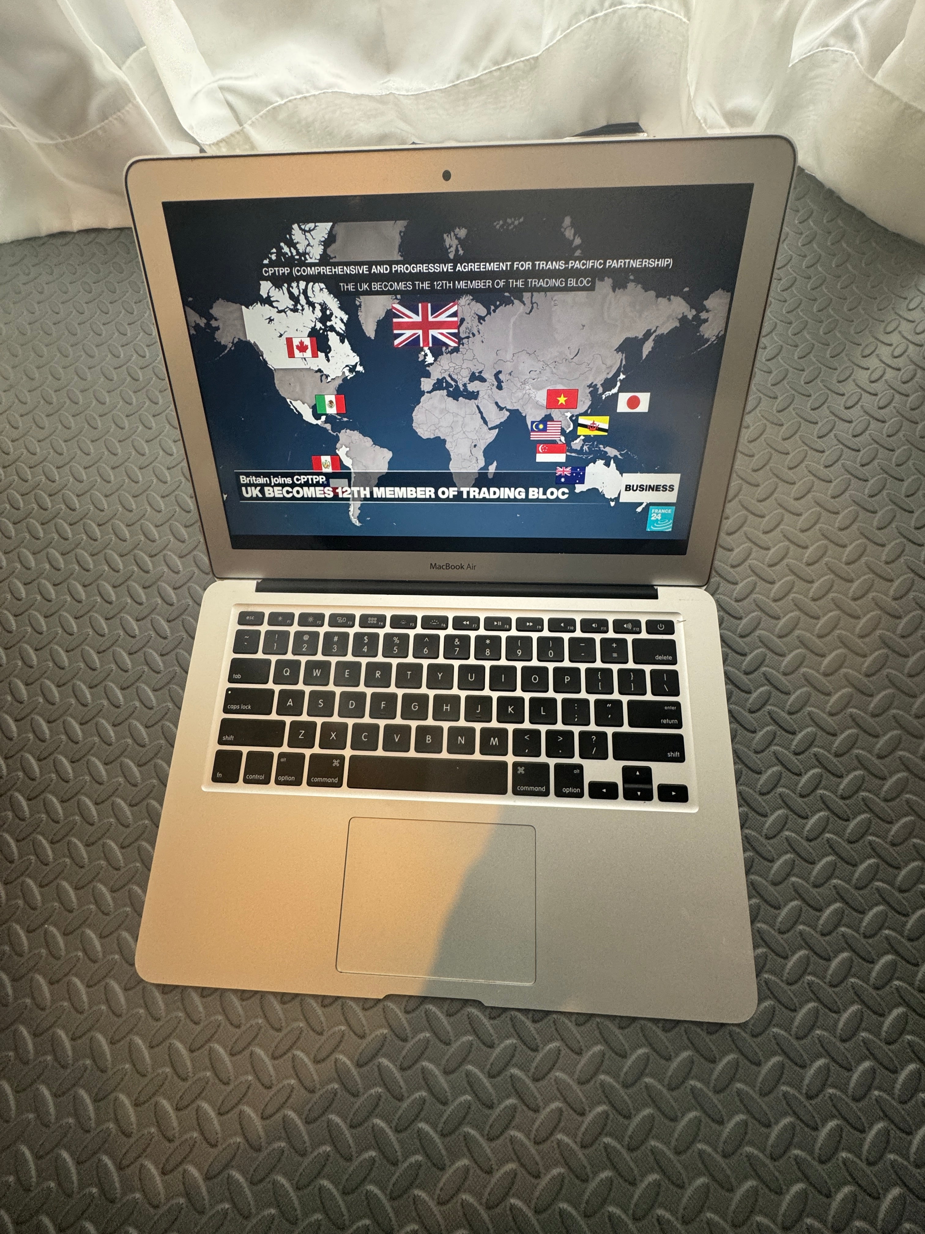 Good Macbook Air 13 2019/2017 8GB 128GB Battery Cycle 136 – technsave